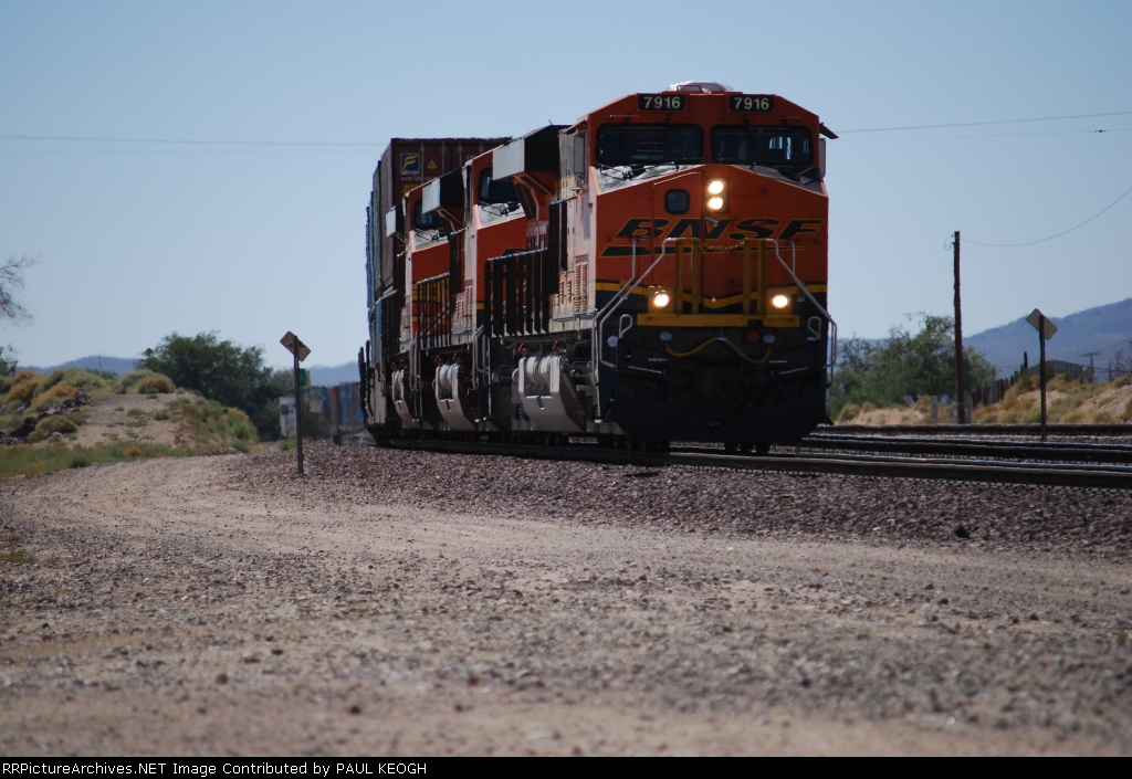 BNSF 7916 pulls toward a crew swap at the BNSF Barstow Depot.
